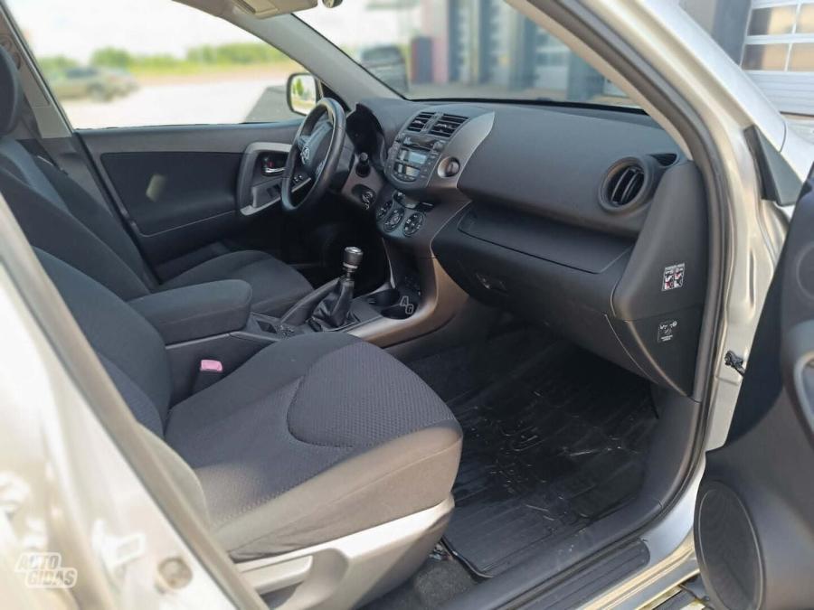 Pelēks Toyota RAV4 2010 Panevēža, ar dzinēja tilpumu 2.20 L un nobraukumu 183 tūkst. km par 6650 €, foto 10 vietnē AUTOMOTO.COM.LV