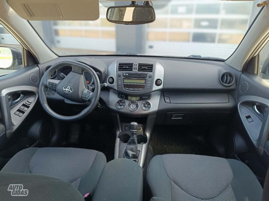 Pelēks Toyota RAV4 2010 Panevēža, ar dzinēja tilpumu 2.20 L un nobraukumu 183 tūkst. km par 6650 €, foto 11 vietnē AUTOMOTO.COM.LV