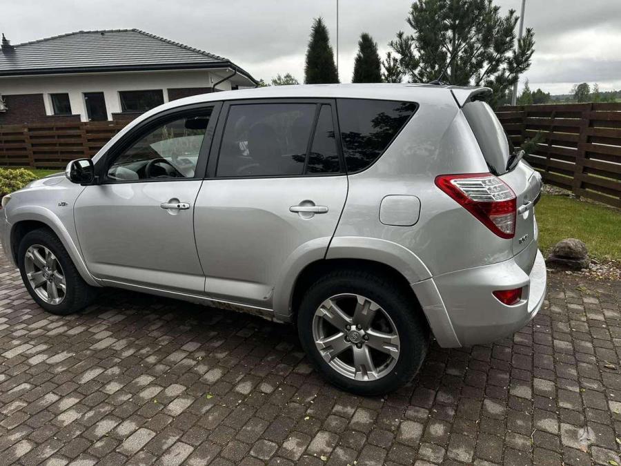 Pelēks Toyota RAV4 2010 Panevēža, ar dzinēja tilpumu 2.20 L un nobraukumu 330 tūkst. km par 5450 €, foto 5 vietnē AUTOMOTO.COM.LV