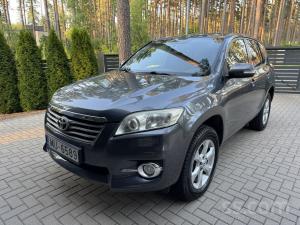 Pelēks Toyota RAV4 2010 Rīga, ar dzinēja tilpumu 2.20 L un nobraukumu 197 tūkst. km par 5490 €, foto  vietnē AUTOMOTO.COM.LV