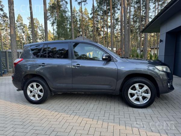 Pelēks Toyota RAV4 2010 Rīga, ar dzinēja tilpumu 2.20 L un nobraukumu 197 tūkst. km par 5490 €, foto 4 vietnē AUTOMOTO.COM.LV