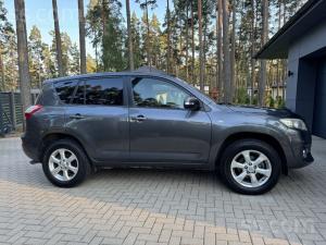 Pelēks Toyota RAV4 2010 Rīga, ar dzinēja tilpumu 2.20 L un nobraukumu 197 tūkst. km par 5490 €, foto 5 vietnē AUTOMOTO.COM.LV