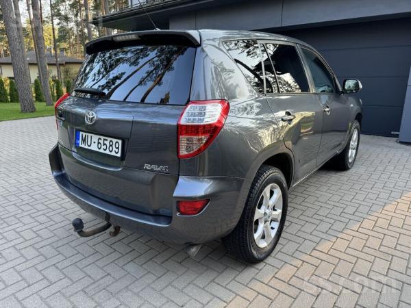 Pelēks Toyota RAV4 2010 Rīga, ar dzinēja tilpumu 2.20 L un nobraukumu 197 tūkst. km par 5490 €, foto 5 vietnē AUTOMOTO.COM.LV