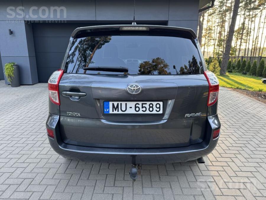Pelēks Toyota RAV4 2010 Rīga, ar dzinēja tilpumu 2.20 L un nobraukumu 197 tūkst. km par 5490 €, foto 7 vietnē AUTOMOTO.COM.LV