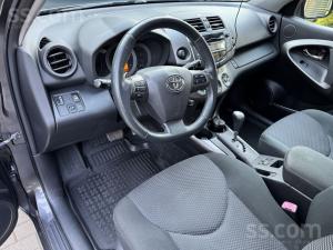 Pelēks Toyota RAV4 2010 Rīga, ar dzinēja tilpumu 2.20 L un nobraukumu 197 tūkst. km par 5490 €, foto 13 vietnē AUTOMOTO.COM.LV