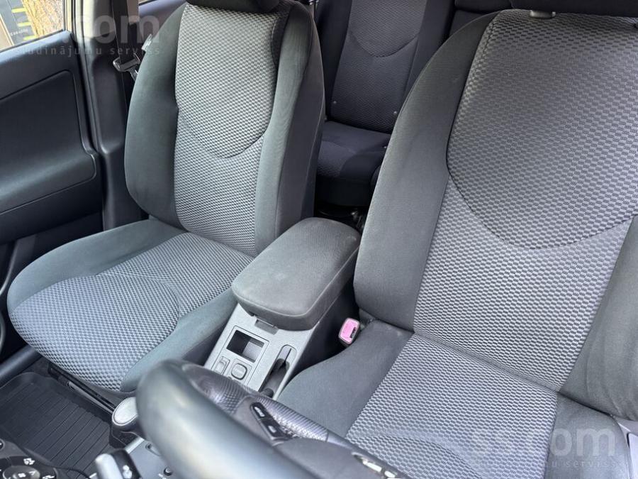 Pelēks Toyota RAV4 2010 Rīga, ar dzinēja tilpumu 2.20 L un nobraukumu 197 tūkst. km par 5490 €, foto 14 vietnē AUTOMOTO.COM.LV