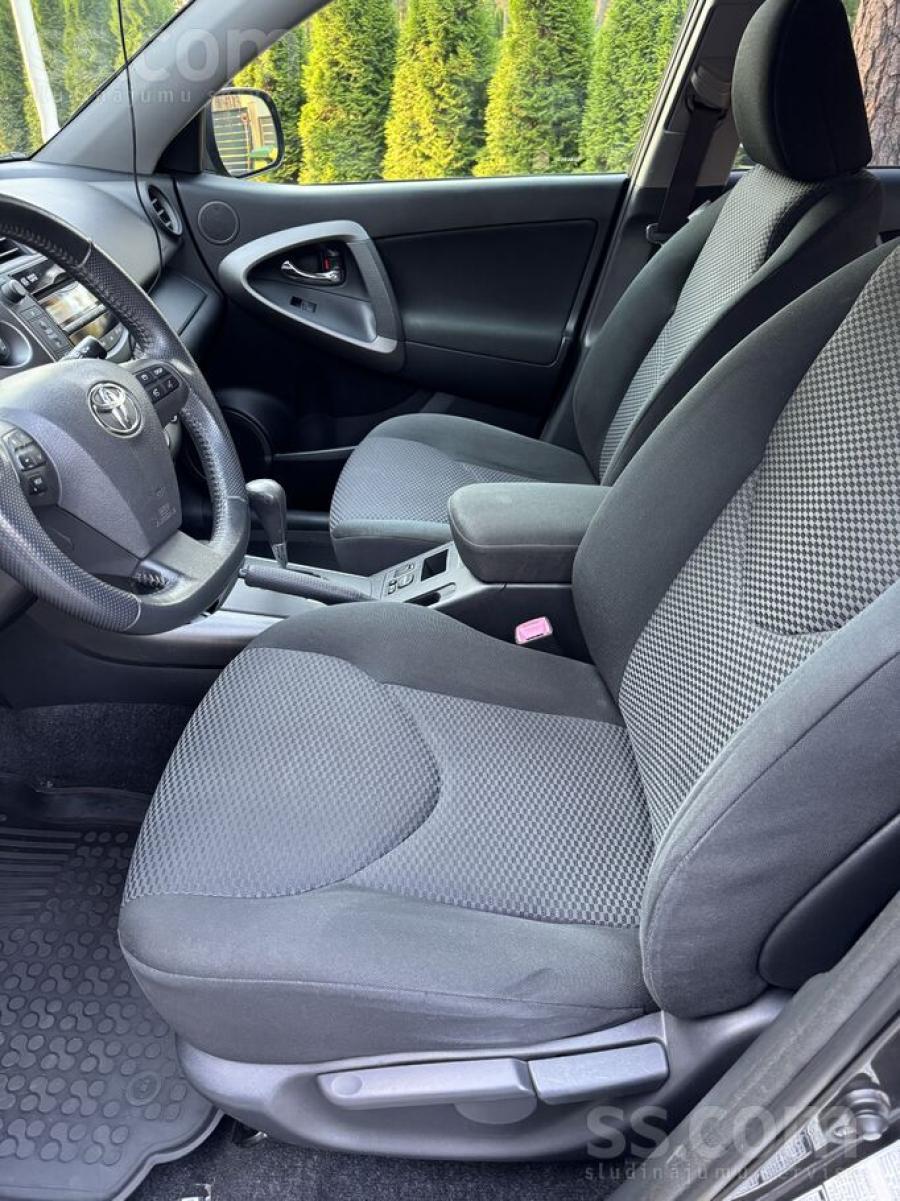 Pelēks Toyota RAV4 2010 Rīga, ar dzinēja tilpumu 2.20 L un nobraukumu 197 tūkst. km par 5490 €, foto 15 vietnē AUTOMOTO.COM.LV