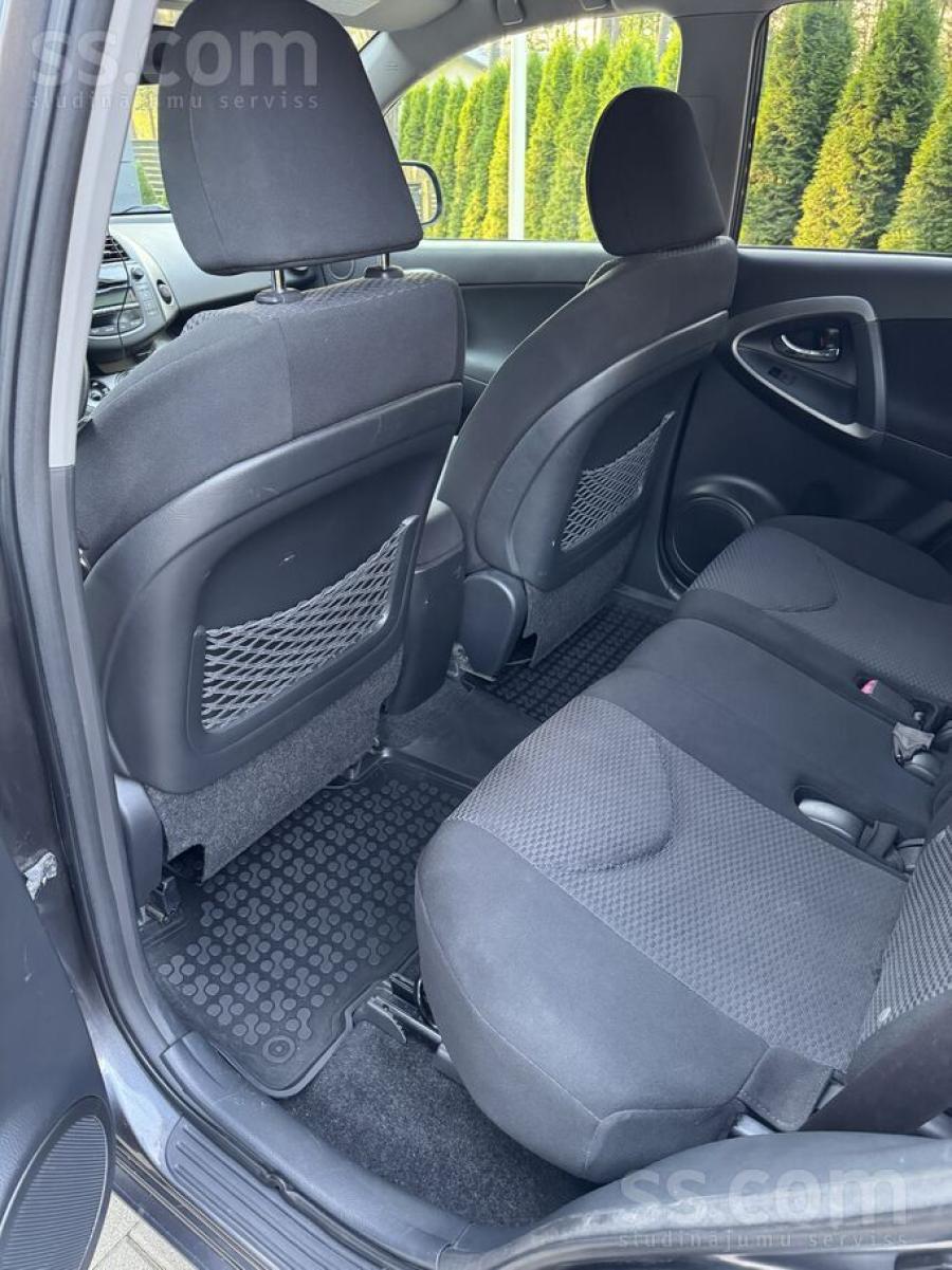 Pelēks Toyota RAV4 2010 Rīga, ar dzinēja tilpumu 2.20 L un nobraukumu 197 tūkst. km par 5490 €, foto 16 vietnē AUTOMOTO.COM.LV
