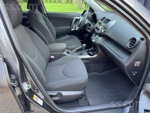 Pelēks Toyota RAV4 2010 Rīga, ar dzinēja tilpumu 2.20 L un nobraukumu 197 tūkst. km par 5490 €, foto 18 vietnē AUTOMOTO.COM.LV