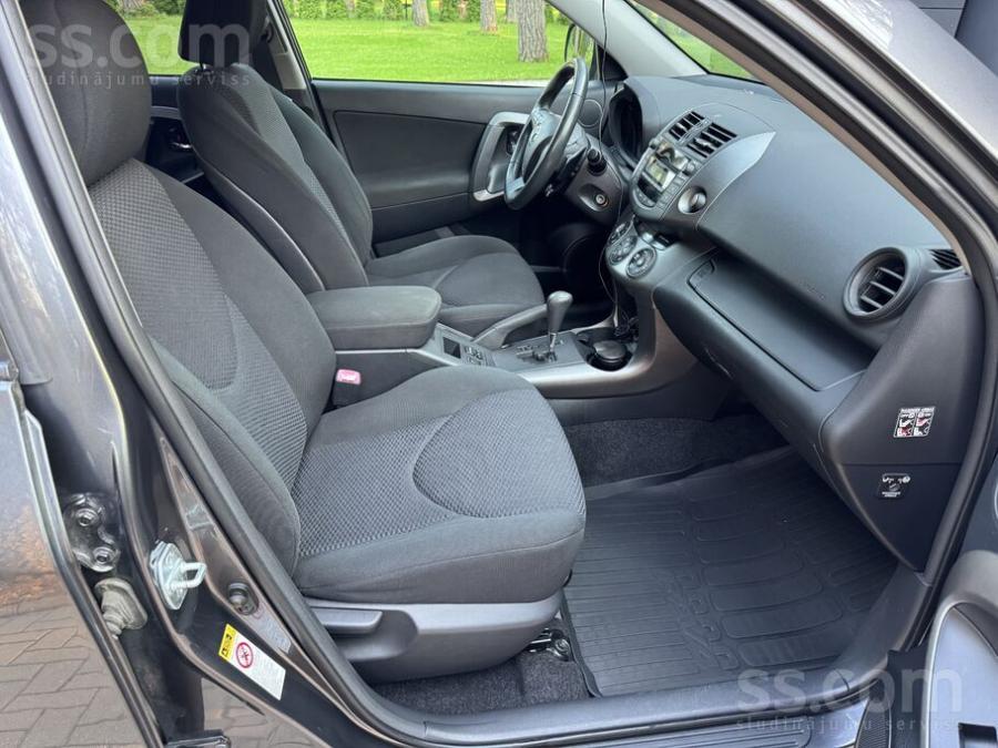 Pelēks Toyota RAV4 2010 Rīga, ar dzinēja tilpumu 2.20 L un nobraukumu 197 tūkst. km par 5490 €, foto 18 vietnē AUTOMOTO.COM.LV