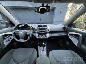 Pelēks Toyota RAV4 2010 Rīga, ar dzinēja tilpumu 2.20 L un nobraukumu 197 tūkst. km par 5490 €, foto 19 vietnē AUTOMOTO.COM.LV