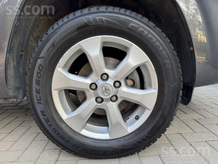 Pelēks Toyota RAV4 2010 Rīga, ar dzinēja tilpumu 2.20 L un nobraukumu 197 tūkst. km par 5490 €, foto 22 vietnē AUTOMOTO.COM.LV