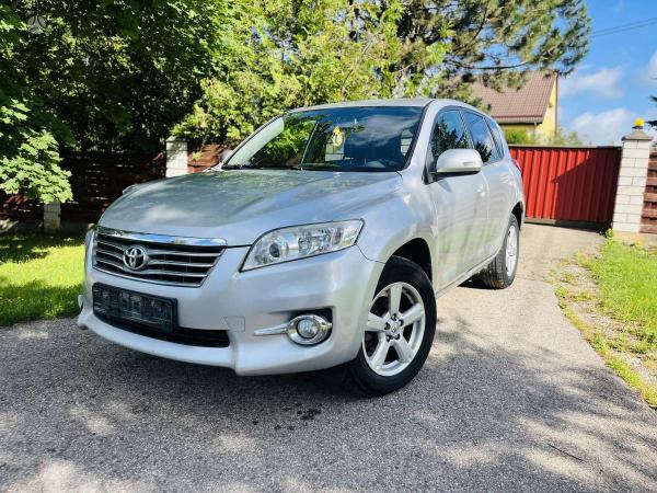 Grey Toyota RAV4 2010 in Trakai, with an engine capacity of 2.23 L and mileage of 345 thousand km for 3650 €, photo 1 on AUTOMOTO.COM.LV