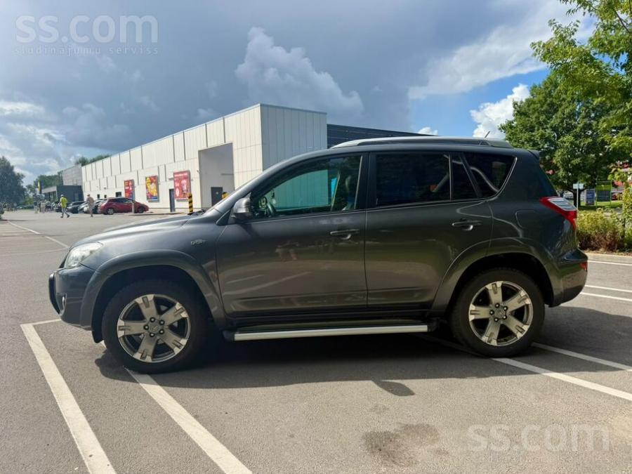 Pelēks Toyota RAV4 2010 Rīga, ar dzinēja tilpumu 2.20 L un nobraukumu 340 tūkst. km par 6500 €, foto 3 vietnē AUTOMOTO.COM.LV