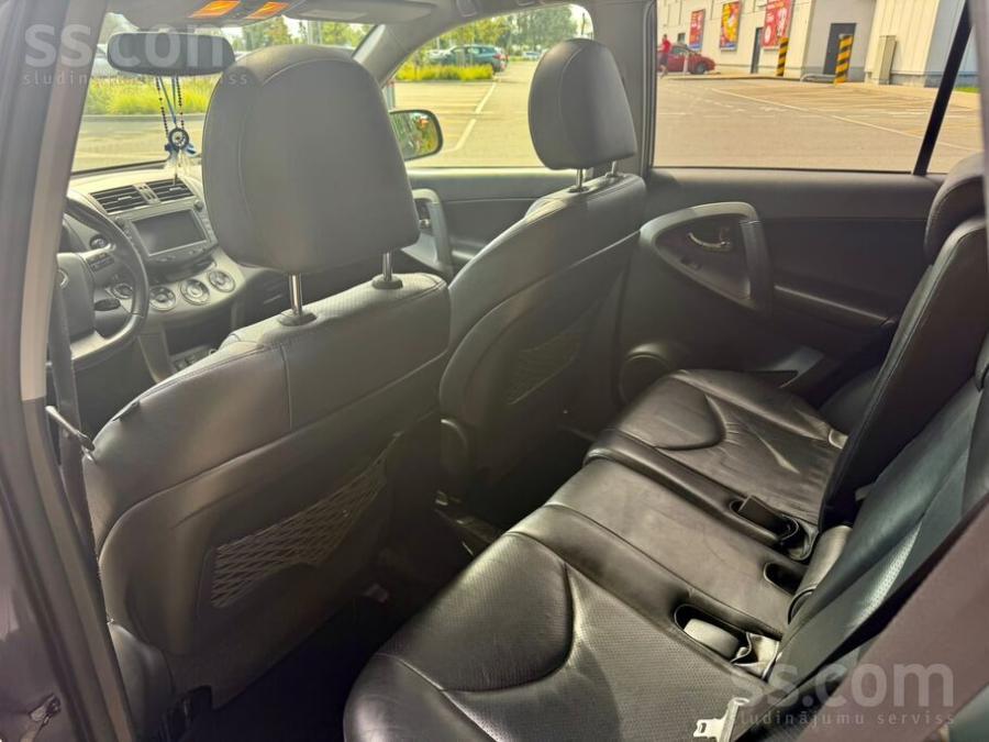Pelēks Toyota RAV4 2010 Rīga, ar dzinēja tilpumu 2.20 L un nobraukumu 340 tūkst. km par 6500 €, foto 9 vietnē AUTOMOTO.COM.LV