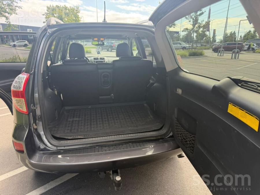 Pelēks Toyota RAV4 2010 Rīga, ar dzinēja tilpumu 2.20 L un nobraukumu 340 tūkst. km par 6500 €, foto 13 vietnē AUTOMOTO.COM.LV
