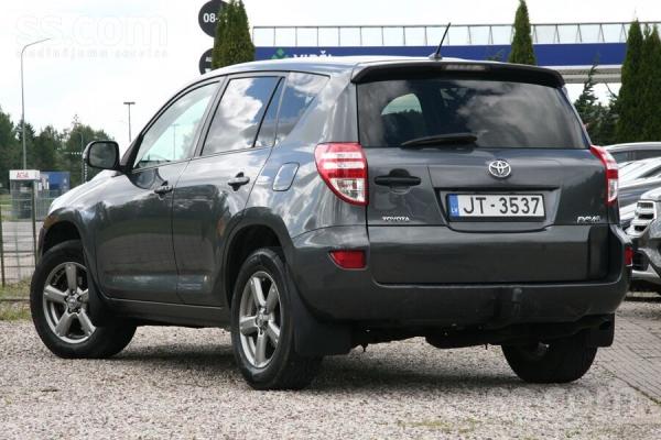 Grey Toyota RAV4 2010 in Tukums, with an engine capacity of 2.20 L and mileage of 301 thousand km for 3790 €, photo 5 on AUTOMOTO.COM.LV