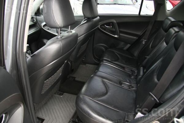 Grey Toyota RAV4 2010 in Tukums, with an engine capacity of 2.20 L and mileage of 301 thousand km for 3790 €, photo 7 on AUTOMOTO.COM.LV