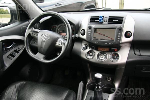 Grey Toyota RAV4 2010 in Tukums, with an engine capacity of 2.20 L and mileage of 301 thousand km for 3790 €, photo 8 on AUTOMOTO.COM.LV