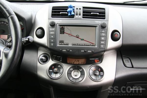 Grey Toyota RAV4 2010 in Tukums, with an engine capacity of 2.20 L and mileage of 301 thousand km for 3790 €, photo 9 on AUTOMOTO.COM.LV