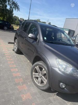 Pelēks Toyota RAV4 2010 Viļņa, ar dzinēja tilpumu 2.20 L un nobraukumu 259 tūkst. km par 6700 €, foto 1 vietnē AUTOMOTO.COM.LV