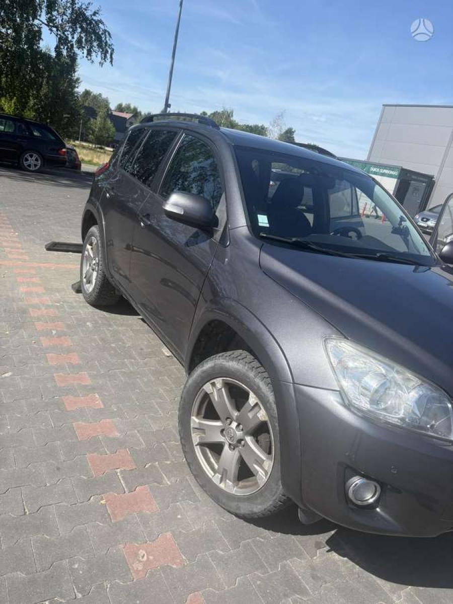 Pelēks Toyota RAV4 2010 Viļņa, ar dzinēja tilpumu 2.20 L un nobraukumu 259 tūkst. km par 6700 €, foto 1 vietnē AUTOMOTO.COM.LV