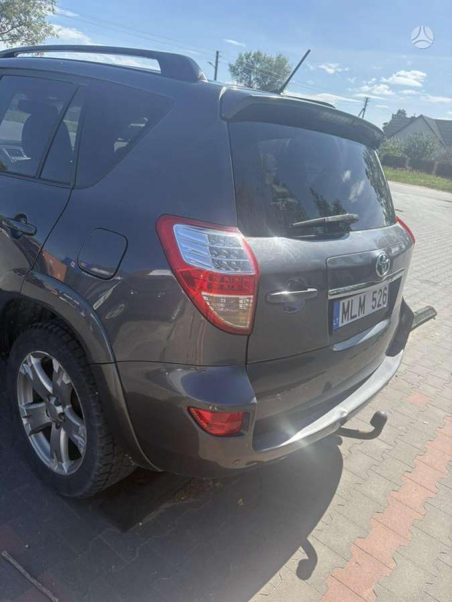Pelēks Toyota RAV4 2010 Viļņa, ar dzinēja tilpumu 2.20 L un nobraukumu 259 tūkst. km par 6700 €, foto 3 vietnē AUTOMOTO.COM.LV