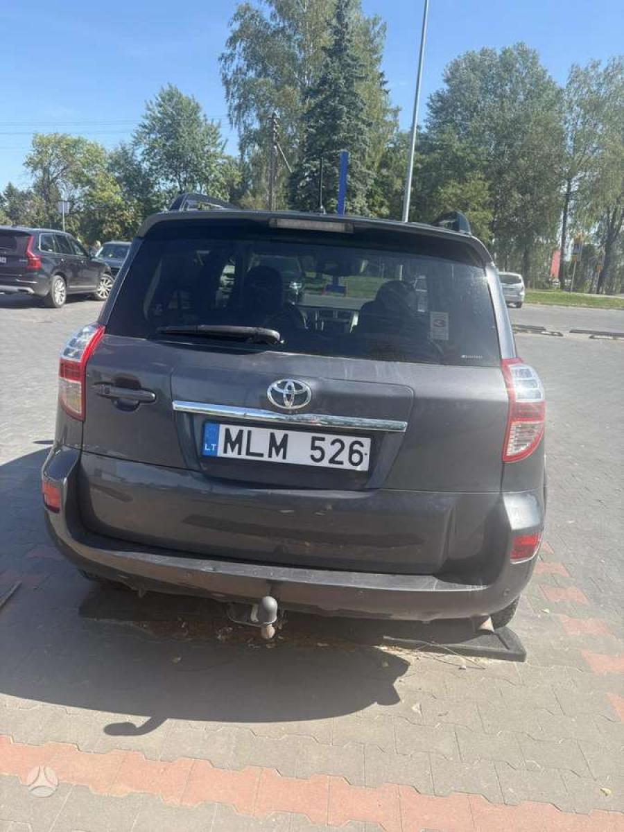 Pelēks Toyota RAV4 2010 Viļņa, ar dzinēja tilpumu 2.20 L un nobraukumu 259 tūkst. km par 6700 €, foto 4 vietnē AUTOMOTO.COM.LV