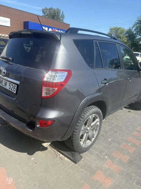 Grey Toyota RAV4 2010 in Vilnius, with an engine capacity of 2.20 L and mileage of 259 thousand km for 6700 €, photo 5 on AUTOMOTO.COM.LV