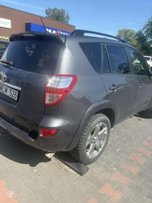 Pelēks Toyota RAV4 2010 Viļņa, ar dzinēja tilpumu 2.20 L un nobraukumu 259 tūkst. km par 6700 €, foto 5 vietnē AUTOMOTO.COM.LV