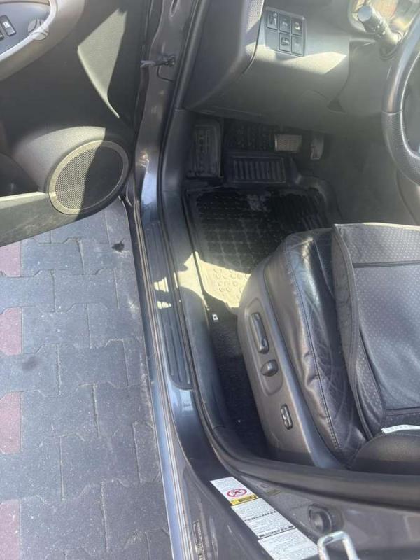 Grey Toyota RAV4 2010 in Vilnius, with an engine capacity of 2.20 L and mileage of 259 thousand km for 6700 €, photo 8 on AUTOMOTO.COM.LV