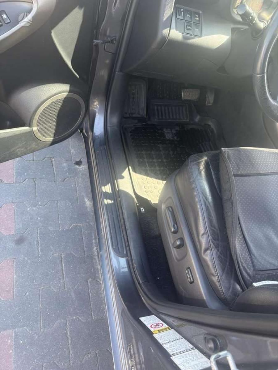 Pelēks Toyota RAV4 2010 Viļņa, ar dzinēja tilpumu 2.20 L un nobraukumu 259 tūkst. km par 6700 €, foto 8 vietnē AUTOMOTO.COM.LV