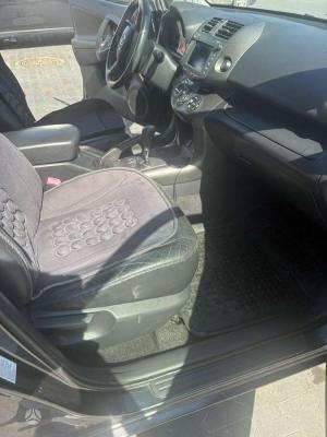 Pelēks Toyota RAV4 2010 Viļņa, ar dzinēja tilpumu 2.20 L un nobraukumu 259 tūkst. km par 6700 €, foto 9 vietnē AUTOMOTO.COM.LV
