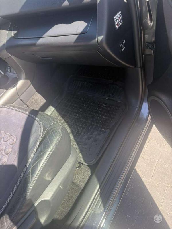 Grey Toyota RAV4 2010 in Vilnius, with an engine capacity of 2.20 L and mileage of 259 thousand km for 6700 €, photo 10 on AUTOMOTO.COM.LV