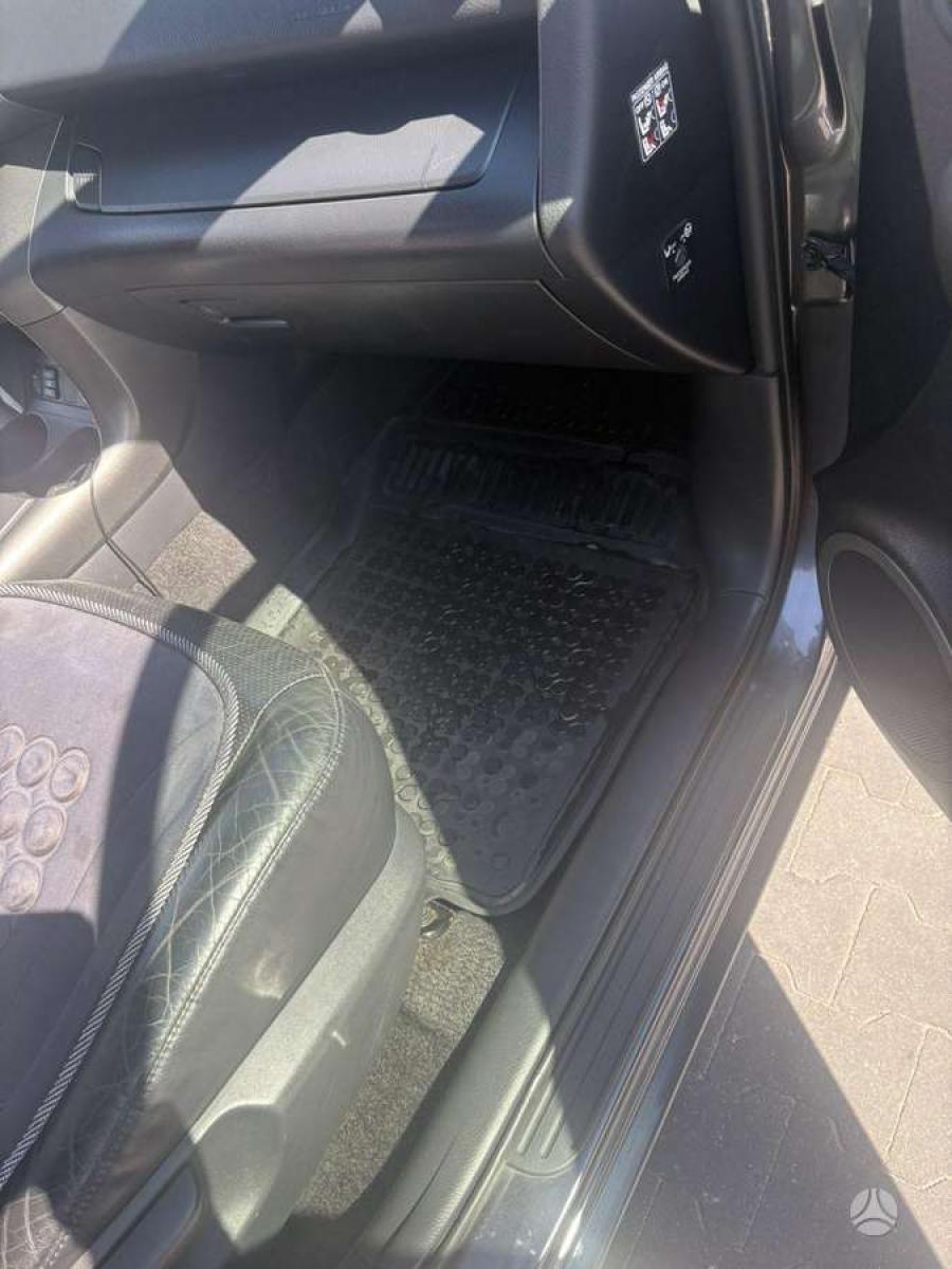 Pelēks Toyota RAV4 2010 Viļņa, ar dzinēja tilpumu 2.20 L un nobraukumu 259 tūkst. km par 6700 €, foto 10 vietnē AUTOMOTO.COM.LV