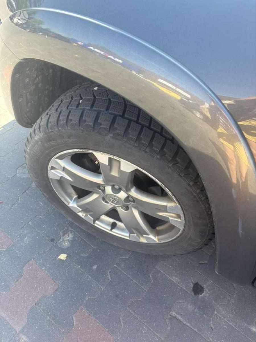Pelēks Toyota RAV4 2010 Viļņa, ar dzinēja tilpumu 2.20 L un nobraukumu 259 tūkst. km par 6700 €, foto 13 vietnē AUTOMOTO.COM.LV