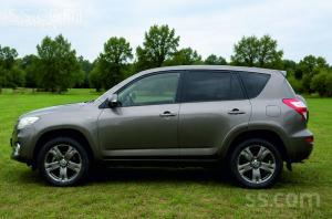 Pelēks Toyota RAV4 2010 Valmiera, ar dzinēja tilpumu 2.20 L un nobraukumu 405 tūkst. km par 4900 €, foto  vietnē AUTOMOTO.COM.LV
