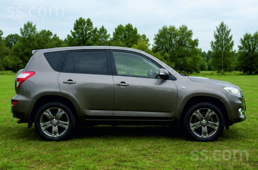 Pelēks Toyota RAV4 2010 Valmiera, ar dzinēja tilpumu 2.20 L un nobraukumu 405 tūkst. km par 4900 €, foto 3 vietnē AUTOMOTO.COM.LV