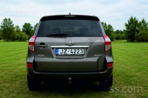 Pelēks Toyota RAV4 2010 Valmiera, ar dzinēja tilpumu 2.20 L un nobraukumu 405 tūkst. km par 4900 €, foto 5 vietnē AUTOMOTO.COM.LV