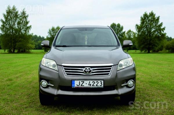 Grey Toyota RAV4 2010 in Valmiera, with an engine capacity of 2.20 L and mileage of 405 thousand km for 4900 €, photo 4 on AUTOMOTO.COM.LV