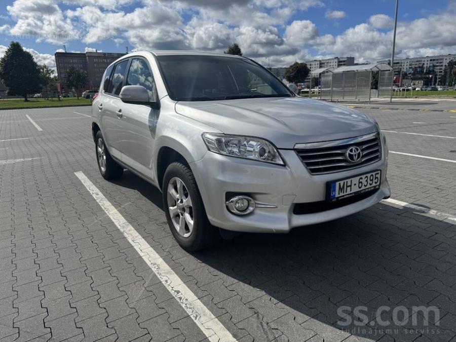 Pelēks Toyota RAV4 2010 Rīga, ar dzinēja tilpumu 2.20 L un nobraukumu 219 tūkst. km par 4500 €, foto 1 vietnē AUTOMOTO.COM.LV