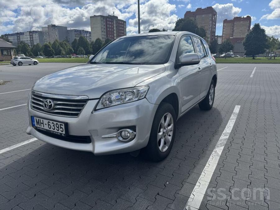 Pelēks Toyota RAV4 2010 Rīga, ar dzinēja tilpumu 2.20 L un nobraukumu 219 tūkst. km par 4500 €, foto 3 vietnē AUTOMOTO.COM.LV
