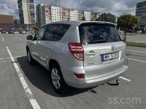 Pelēks Toyota RAV4 2010 Rīga, ar dzinēja tilpumu 2.20 L un nobraukumu 219 tūkst. km par 4500 €, foto 4 vietnē AUTOMOTO.COM.LV