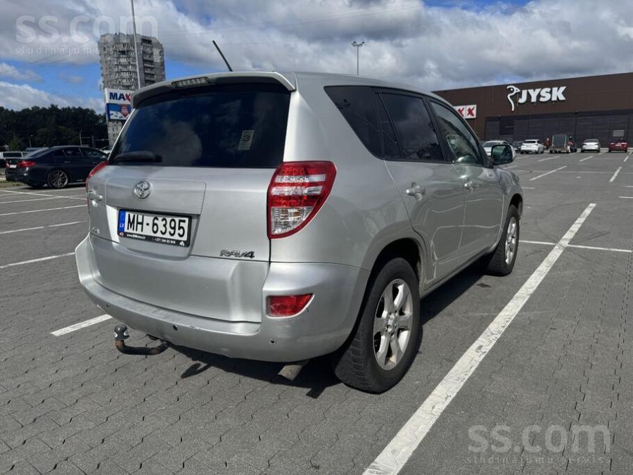 Pelēks Toyota RAV4 2010 Rīga, ar dzinēja tilpumu 2.20 L un nobraukumu 219 tūkst. km par 4500 €, foto 5 vietnē AUTOMOTO.COM.LV