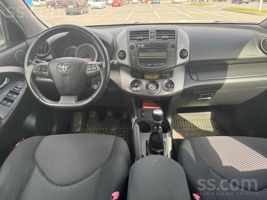 Pelēks Toyota RAV4 2010 Rīga, ar dzinēja tilpumu 2.20 L un nobraukumu 219 tūkst. km par 4500 €, foto 6 vietnē AUTOMOTO.COM.LV