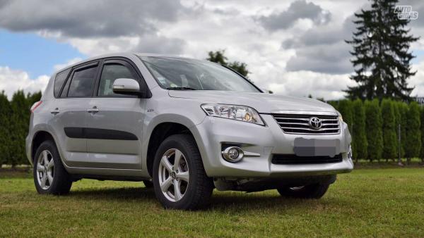 Grey Toyota RAV4 2010 in Kaunas, with an engine capacity of 2.20 L and mileage of 138 thousand km for 8700 €, photo 1 on AUTOMOTO.COM.LV
