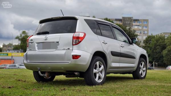Grey Toyota RAV4 2010 in Kaunas, with an engine capacity of 2.20 L and mileage of 138 thousand km for 8700 €, photo 4 on AUTOMOTO.COM.LV
