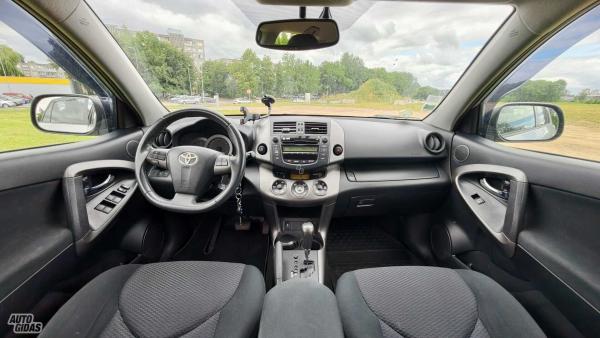 Grey Toyota RAV4 2010 in Kaunas, with an engine capacity of 2.20 L and mileage of 138 thousand km for 8700 €, photo 7 on AUTOMOTO.COM.LV