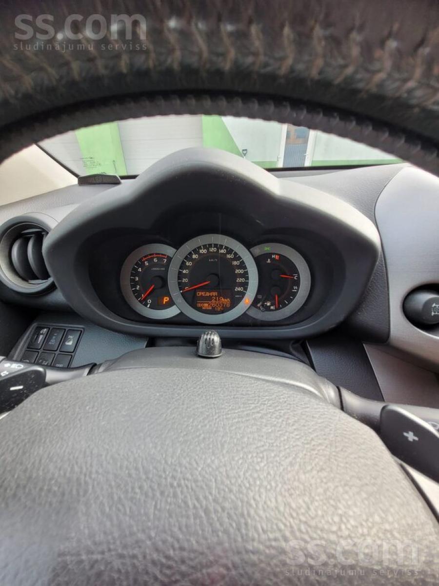 Pelēks Toyota RAV4 2010 Daugavpils, ar dzinēja tilpumu 2.20 L un nobraukumu 260 tūkst. km par 6700 €, foto 3 vietnē AUTOMOTO.COM.LV