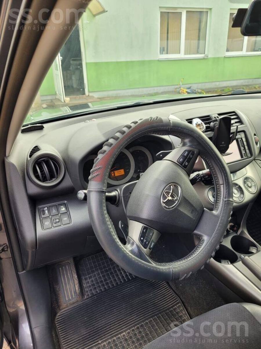 Pelēks Toyota RAV4 2010 Daugavpils, ar dzinēja tilpumu 2.20 L un nobraukumu 260 tūkst. km par 6700 €, foto 5 vietnē AUTOMOTO.COM.LV